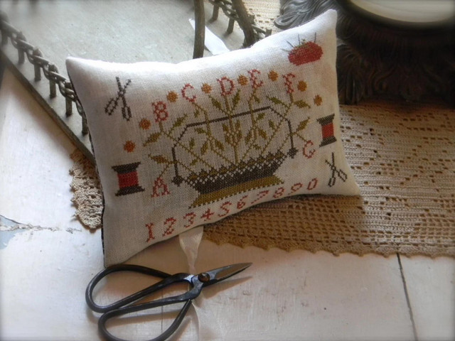 Scissors Pillow - Primitive Gatherings Quilt Shop