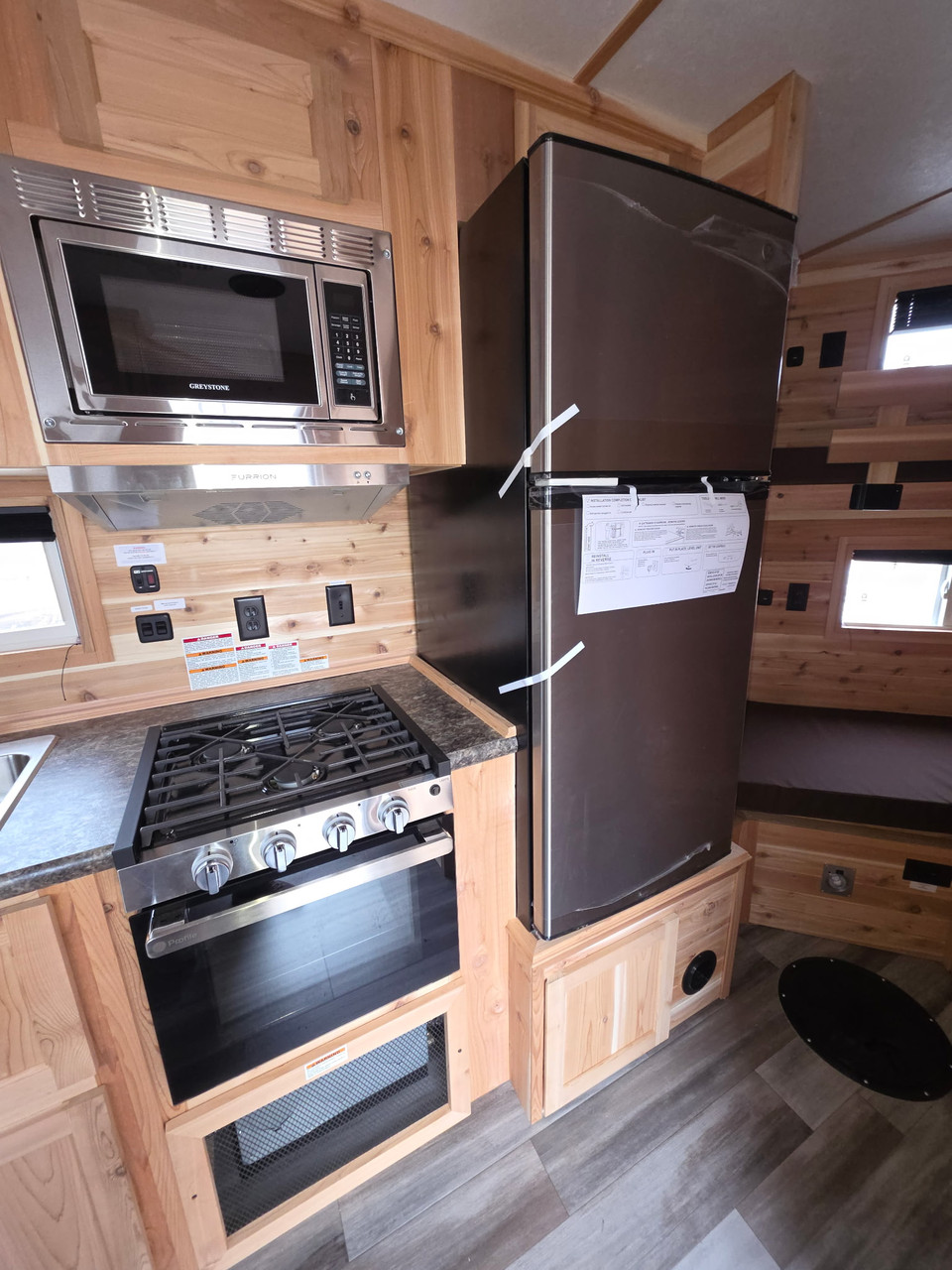 Ice Castle Husky Vacation Lodge RV 8×17 (White/Black) | Outlander ...