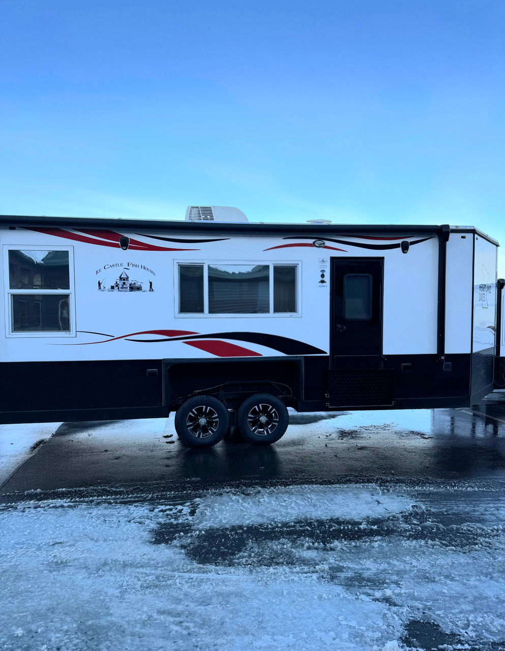 Used 2024 Ice Castle 8x21 Heartland Lakes Edition RV Fish House – Dual ...