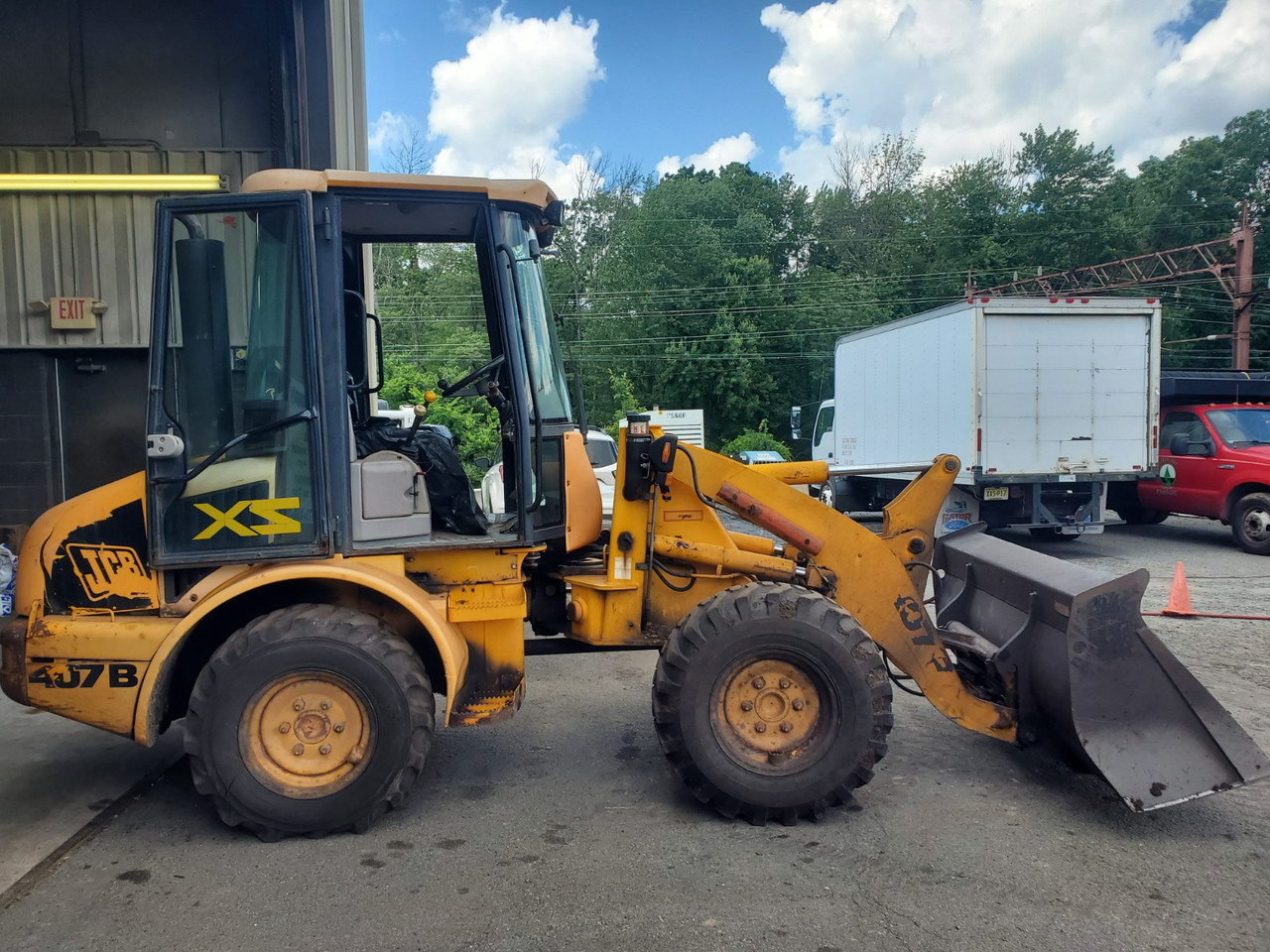 JCB 407B WHEEL LOADER - w/Forks, 1 yrd. Bucket, Runs and Operates ...