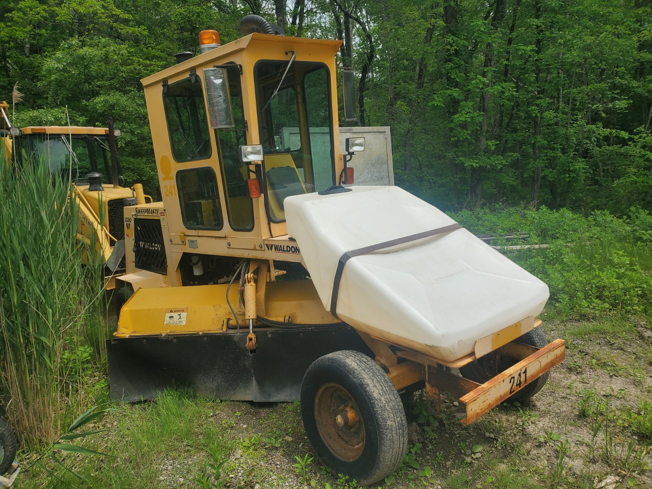 CONSTRUCTION SITE SWEEPER - WaldIn Sweep Master SW250 - Enclosed Cab ...