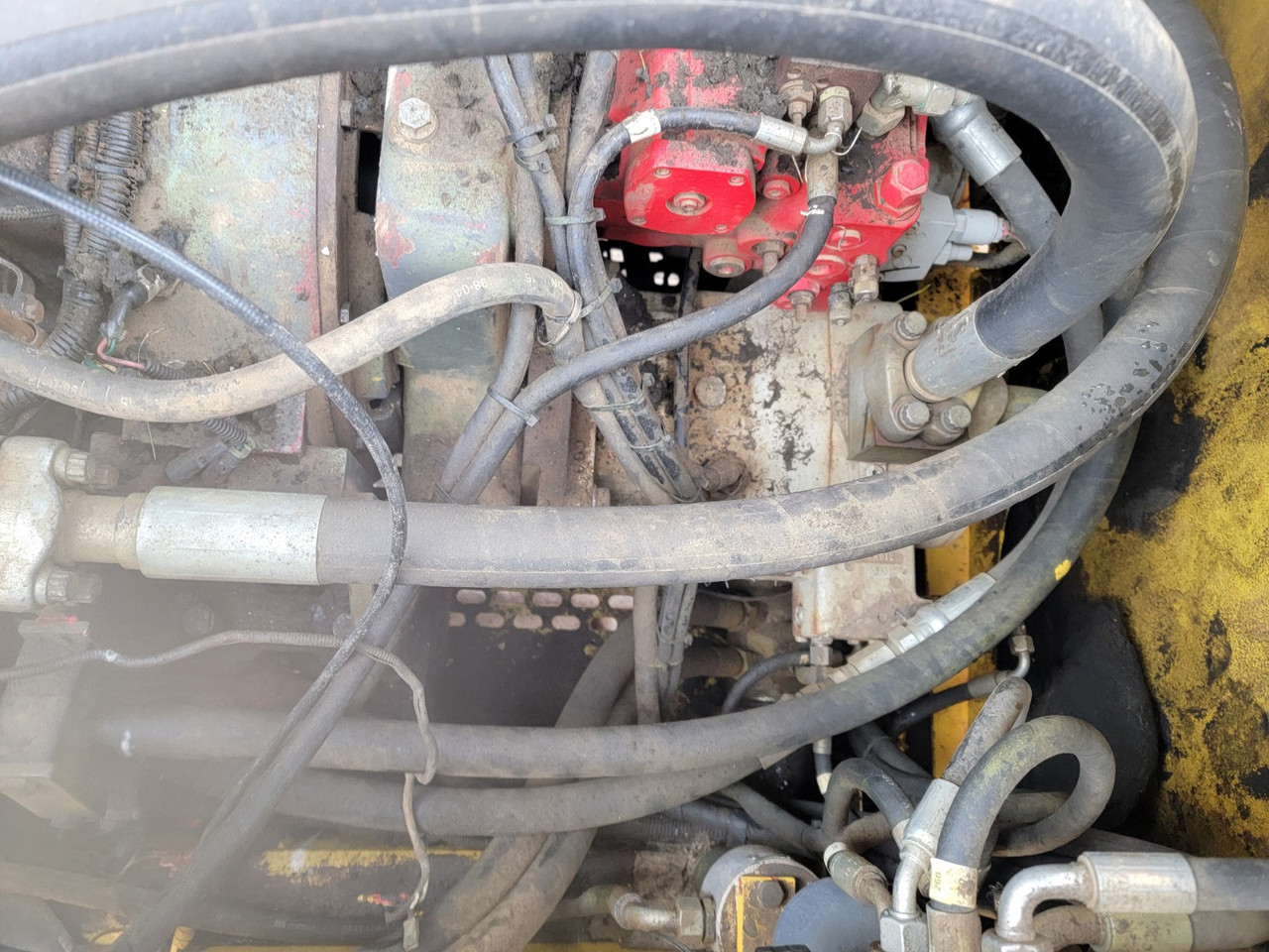 NEW HOLLAND EC600 EXCAVATOR