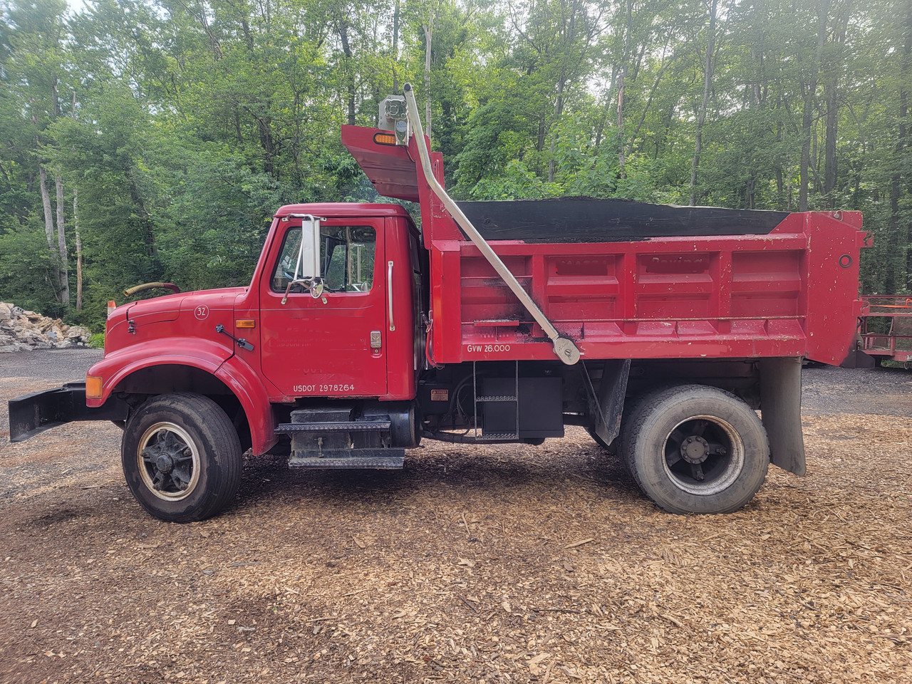 INTERNATIONAL 4900 Single Axle Non CDL Dump Truck