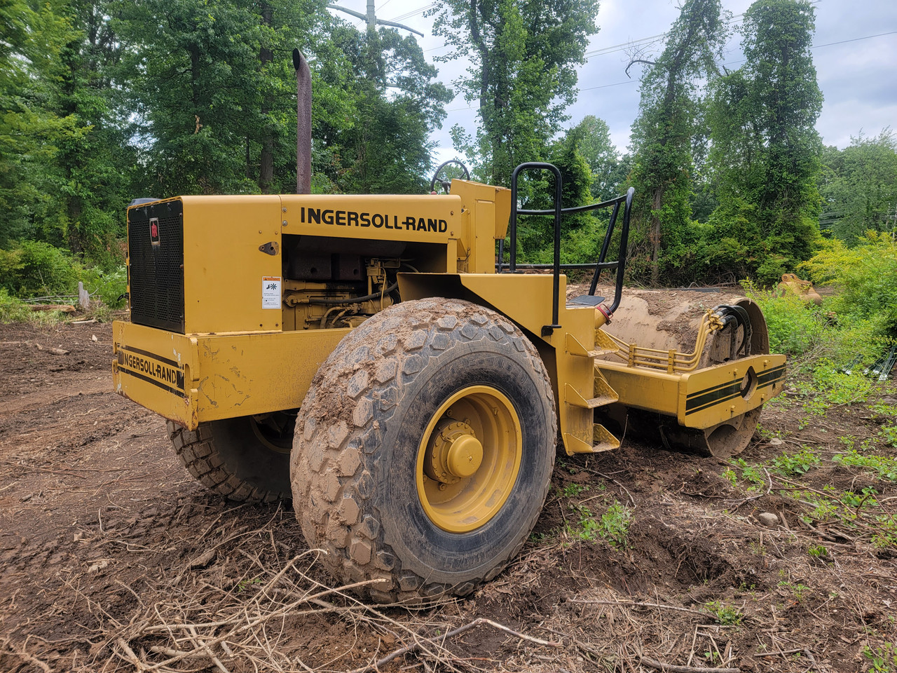 INGERSOLL-RAND SP-56DD - 82" 12.5 Ton Single Drum Vibratory Dirt Roller