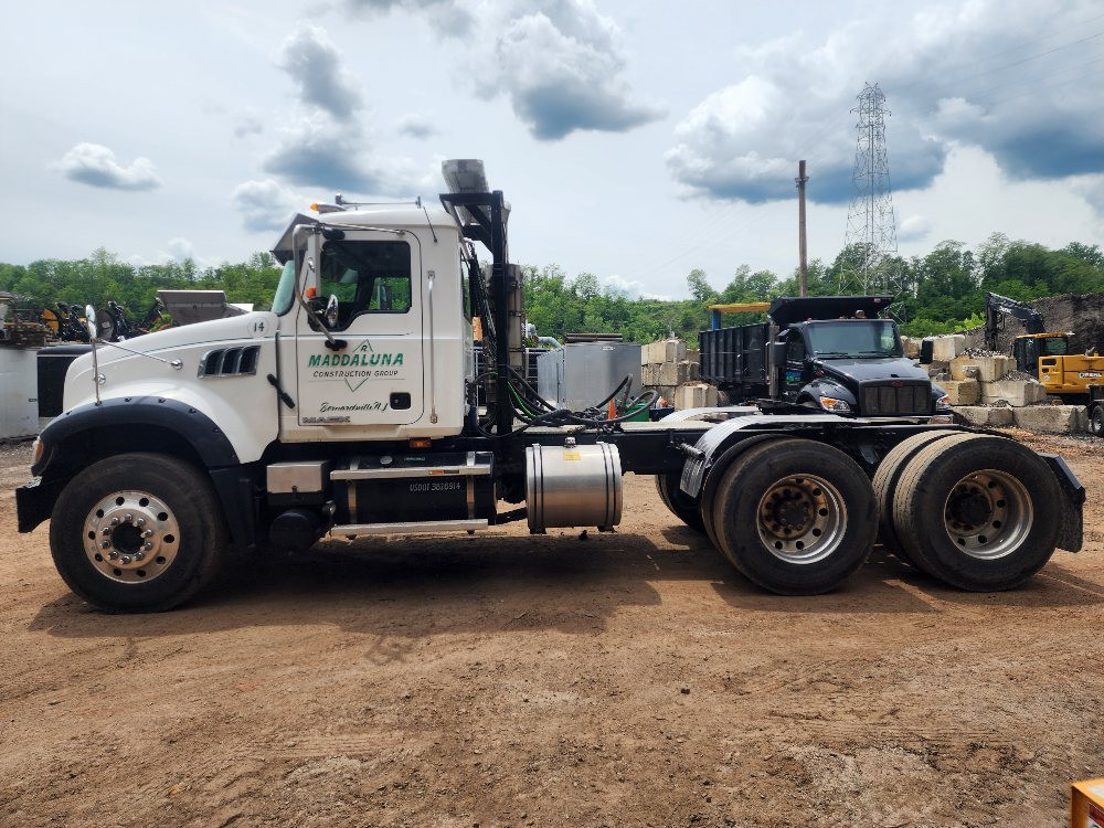 MACK Granite GU713 tandem Axle Day Cab Tractor