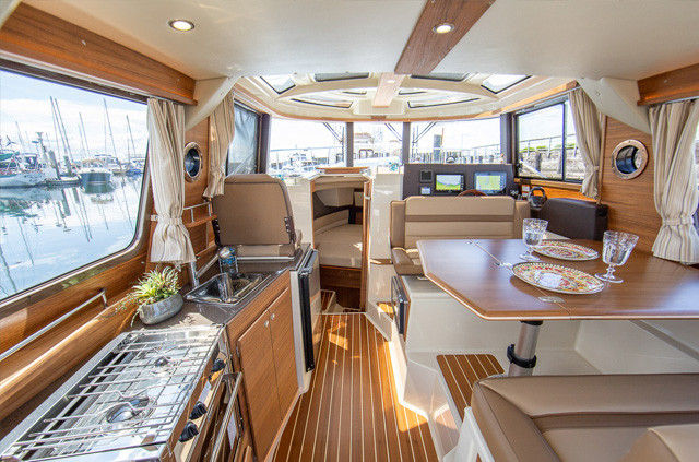 Ranger Tugs R-29 CB | Volvo Diesel Inboard | Luxury