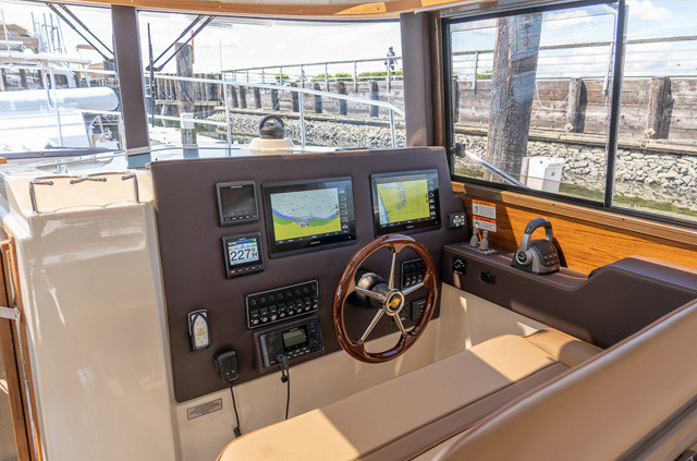 Ranger Tugs R-29 CB | Volvo Diesel Inboard | Luxury