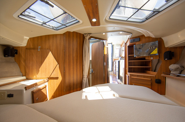 Ranger Tugs R-29 CB | Volvo Diesel Inboard | Luxury