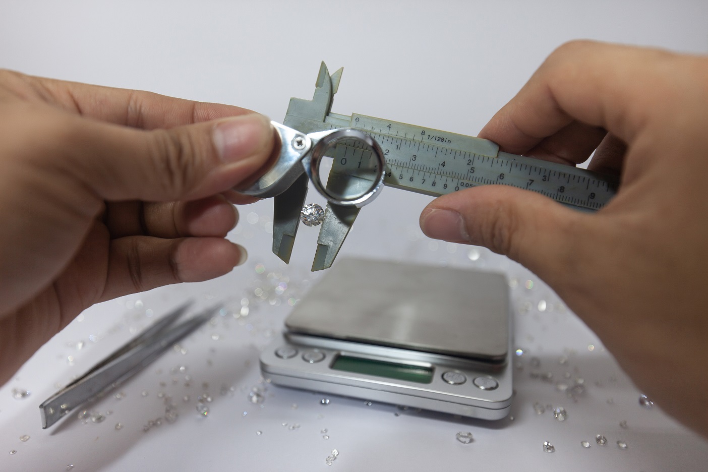 Diamond Weight vs. Diamond Size: What’s the Difference? - Gage Diamonds