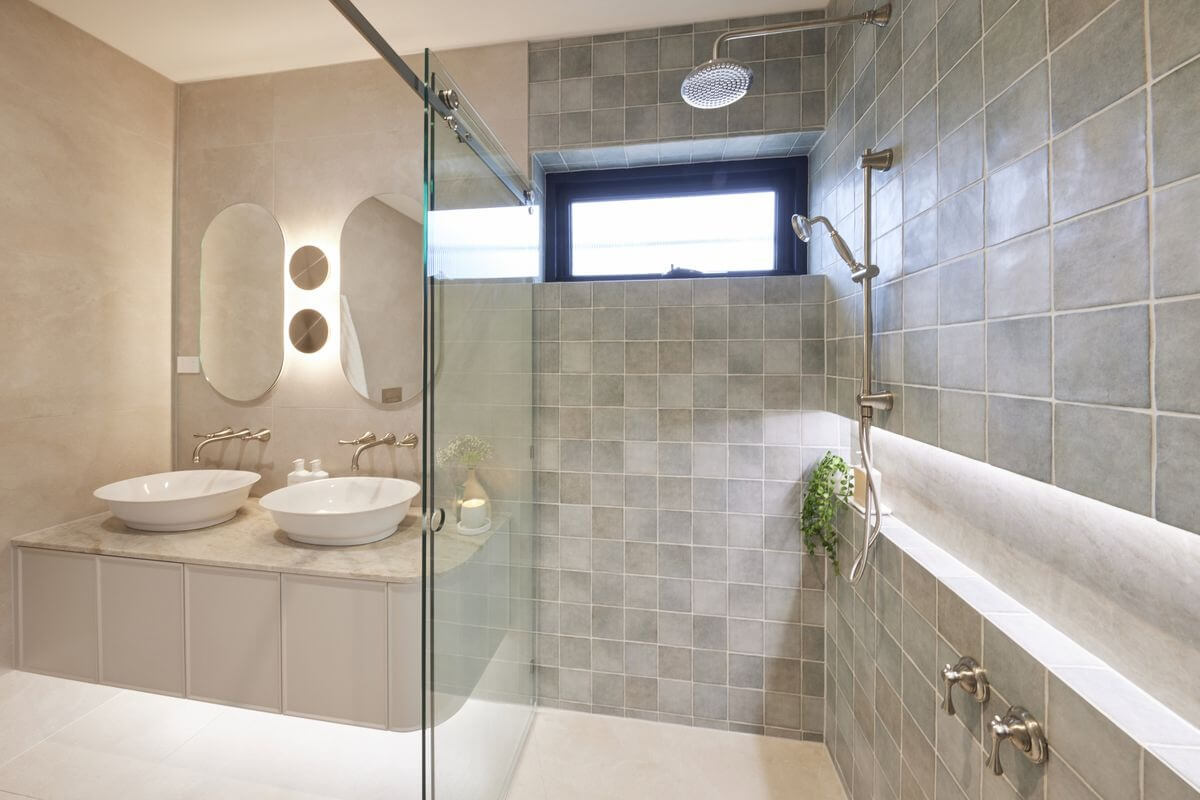 Small Colonial Bathroom