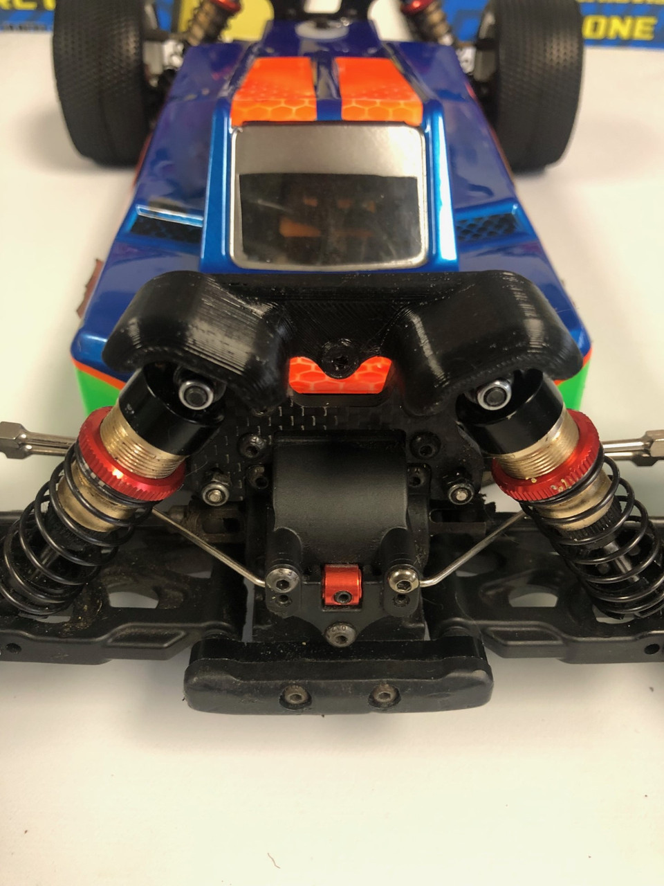 FRONT SHOCK TOWER COVER LC10 B5 4wd - RC One Racing