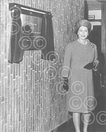 39432713-The Queen unveils a plaque to open the Billingham Forum in ...