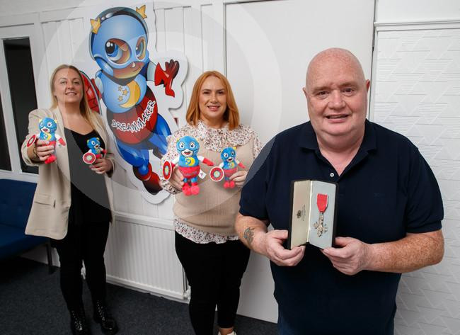39598547-Les Hoey MBE pictured with his MBE at the Les Hoey MBE ...