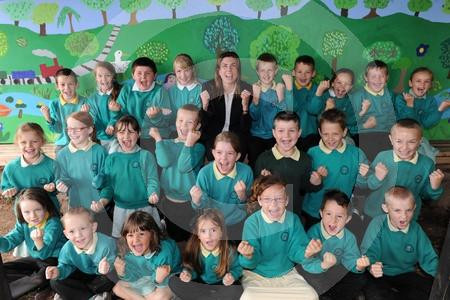 21530256-Halcon primary school head Vanessa Coles and children ...