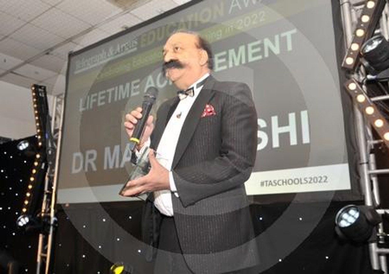 39416390 Dr Manoj Joshi Recieves A Special Award For A Lifetime