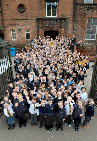 17244273-All 350 pupils pose for a photograph outside Alexandra Parade ...