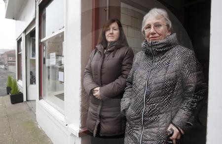 23507467-Glasgow - January 10: Shirley Murphy and her mother Sarah pose ...