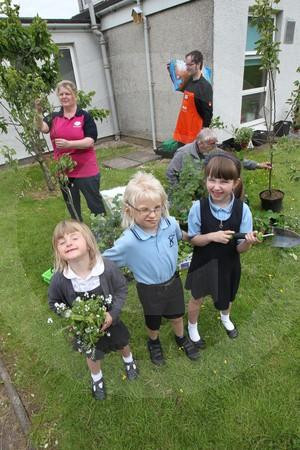24962386-An Enviromental group from Ferguslie Park Paisley are helping ...
