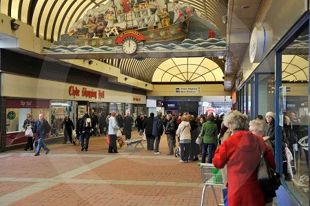 17154791-Photo Jamie Simpson. Local residents and staff at Clydebank ...