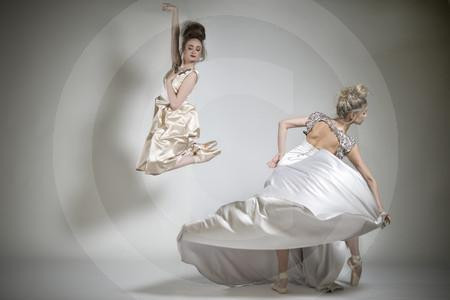 34454357-GLASGOW, SCOTLAND - NOVEMBER 23: Scottish Ballet dancers Grace ...