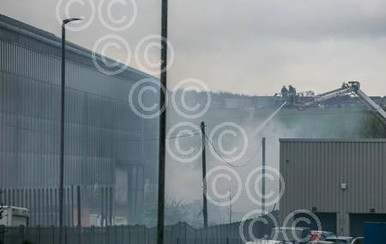39346036-Fire crew at a major fire at Shee recycling in Birtley Picture ...