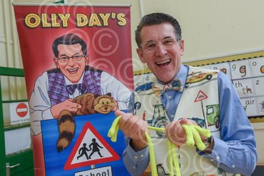 39361550-Children s entertainer Olly Day at Bignold Primary School in ...