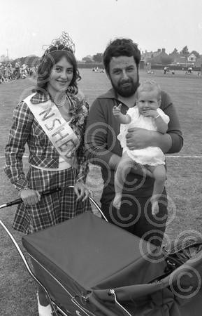 39530221-Susan Parker, Lowestoft Carnival Queen with her family at ...