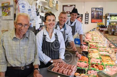 39080847-John Graves, front, 82, with his family celebrating the 75th ...