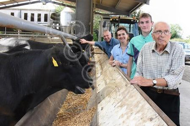 39080813-John Graves, front, 82, with his family celebrating the 75th ...