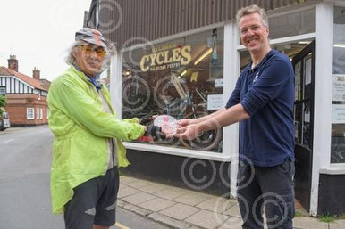 39022883-Local cycling designer Mike Burrows presenting the bronze ...