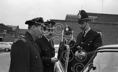 39469083-Comparing equipment as a member of the American police force ...