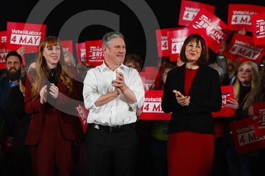 39689557-Labour leader Kier Starmer visits Swindon Hub for a talk. left ...