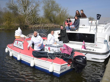 39693429-Pam Robinson, second left, owner of The Ice Float ice cream ...