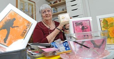 33172085-Lynn Rees from Knutsford with her cards - Newsquest | Newsprints