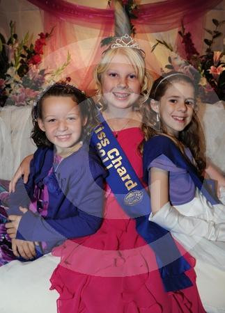 18691314-Chard carnival - Miss Chard Beckie Orchard centre with left ...