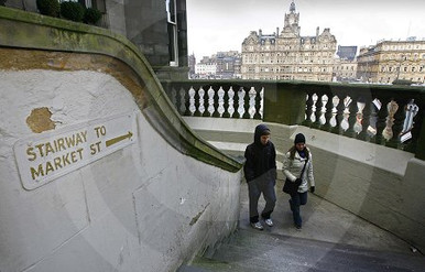 14169400-The stairway leading from Edinburgh's MArket Street up to ...