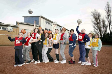 14592827-The girls of Eastbank Junior Netball Club in training at ...