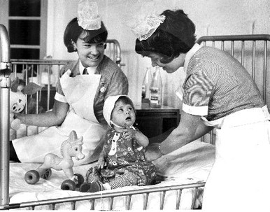 17324839-TWIN SISTERS JOYCE & JOAN CARR IN VICTORIA HOSPITAL GLASGOW ...