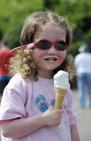 14979499-Botanic Gardens weather pictures Annie Ferguson (3) enjoys her ...