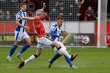 39699489-Arthur Read of Colchester United does battle with Matthew Lund ...