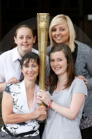 21286511-The Olympic Torch bearers from Glasgow meet with Council ...