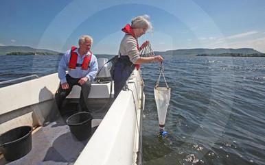 21471130-CEH freshwater ecologist Dr Linda May with local businessman ...