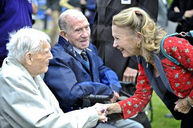 28406686-BISHOPTON, SCOTLAND - AUGUST 18: Juliet Mills meets Erskine ...