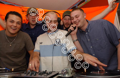 39809508-swa/mike lewis...18.8.03 reporterMATTHEW MONO FROM LEFT, DJ ...