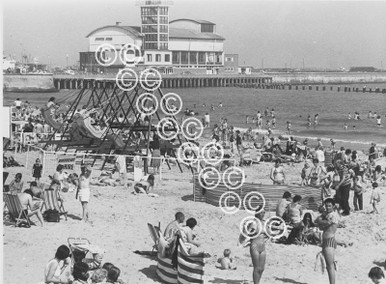 39840397-Lowestoft Suffolk --Beach and Seafront A scene on Lowestoft's ...