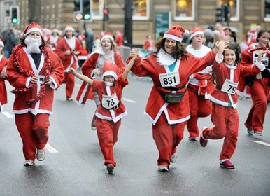 26583302-Picture Nick Ponty Glasgow Santa Dash 2013 People dressed as ...