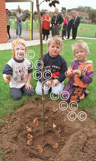 39860064-8/10/96 Bulb planting youngsters at the opening of a new ...