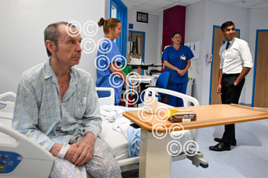 39860491-Prime Minister Rishi Sunak meets staff in the Jubilee Suite ...