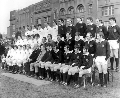 14417749-Scotland and England players combine for a joint team group ...