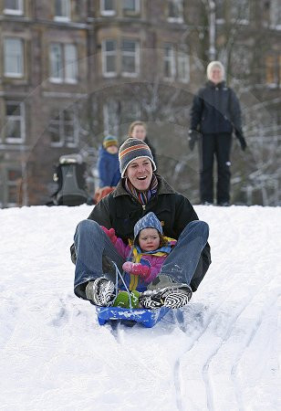 13854534-Frazer Wade and daughter Libby (2) enjoy conditions in ...
